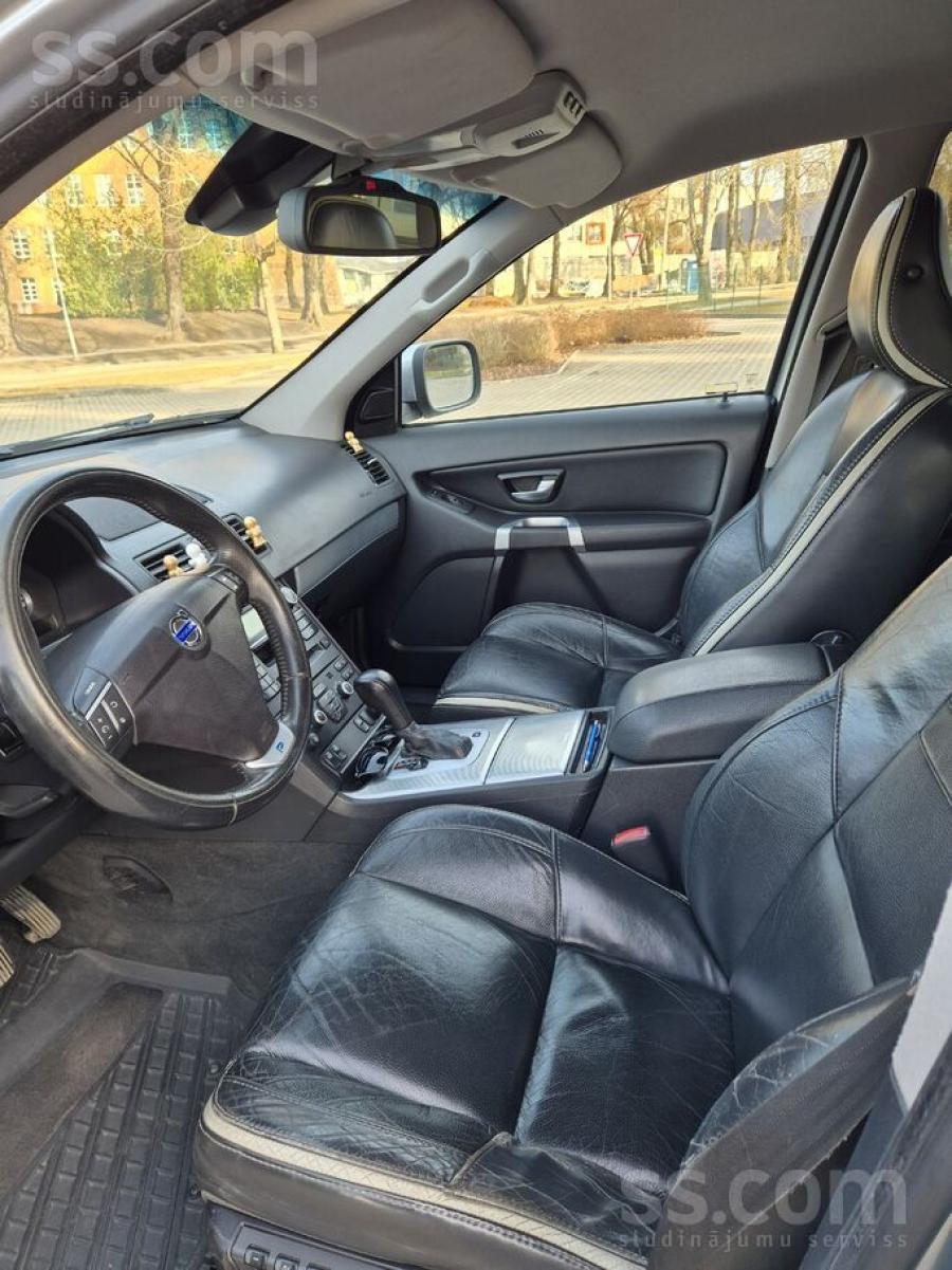 Grey Volvo XC90 2008 in Cesis, with an engine capacity of 2.40 L and mileage of 220 thousand km for 7550 €, photo 6 on AUTOMOTO.COM.LV