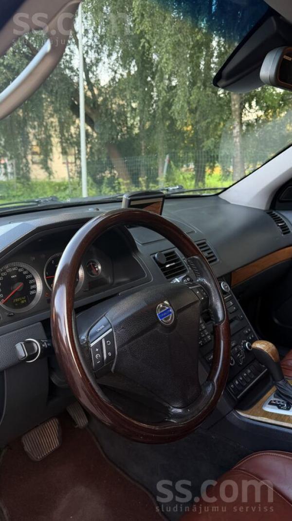 Pelēks Volvo XC90 2008 Rīga, ar dzinēja tilpumu 2.40 L un nobraukumu 289 tūkst. km par 3350 €, foto 9 vietnē AUTOMOTO.COM.LV