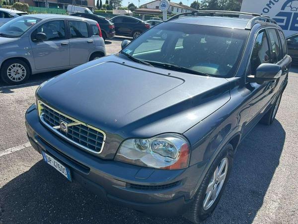 Pelēks Volvo XC90 2008 Šauļi, ar dzinēja tilpumu 2.40 L un nobraukumu 300 tūkst. km par 4350 €, foto 2 vietnē AUTOMOTO.COM.LV