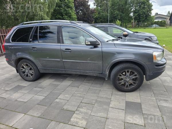 Grey Volvo XC90 2008 in Dobele, with an engine capacity of 2.40 L and mileage of 303 thousand km for 5800 €, photo 1 on AUTOMOTO.COM.LV