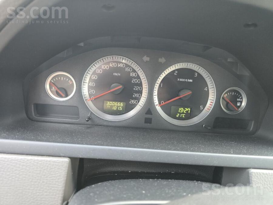 Pelēks Volvo XC90 2008 Dobele, ar dzinēja tilpumu 2.40 L un nobraukumu 303 tūkst. km par 5800 €, foto 8 vietnē AUTOMOTO.COM.LV