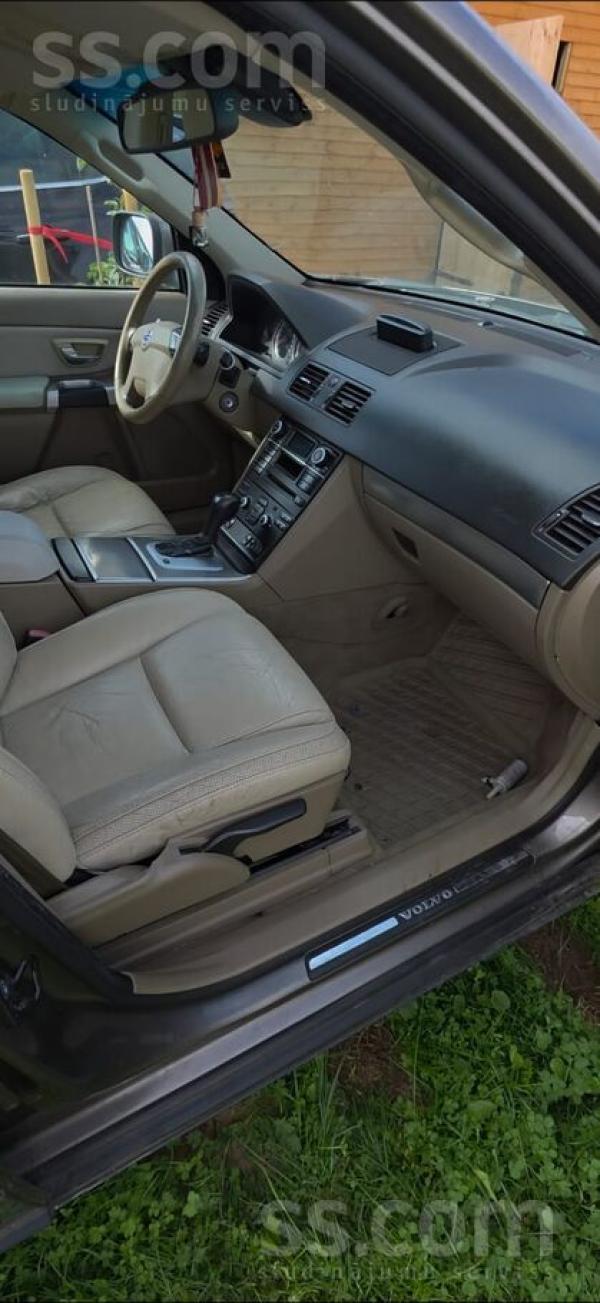 Grey Volvo XC90 2008 in Riga, with an engine capacity of 2.40 L and mileage of 400 thousand km for 2000 €, photo 4 on AUTOMOTO.COM.LV