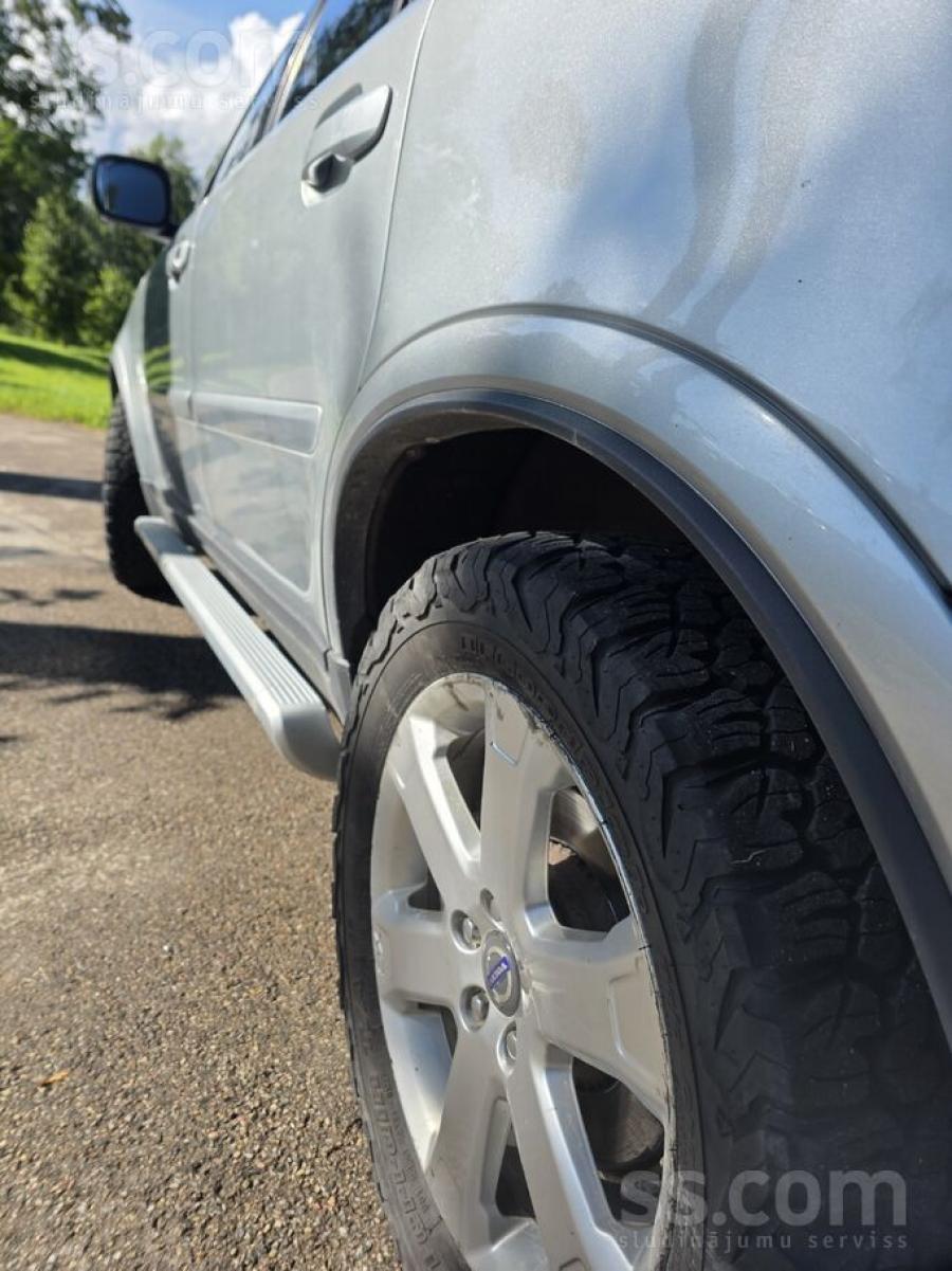 Grey Volvo XC90 2008 in Cesis, with an engine capacity of 2.40 L and mileage of 279 thousand km for 6250 €, photo 7 on AUTOMOTO.COM.LV