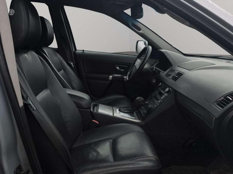 Grey Volvo XC90 2008 in Vilnius, with an engine capacity of 2.40 L and mileage of 369 thousand km for 5999 €, photo 8 on AUTOMOTO.COM.LV