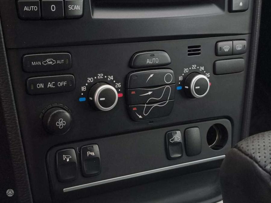 Grey Volvo XC90 2008 in Vilnius, with an engine capacity of 2.40 L and mileage of 369 thousand km for 5999 €, photo 17 on AUTOMOTO.COM.LV