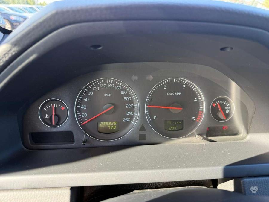 Grey Volvo XC90 2008 in Utena, with an engine capacity of 2.40 L and mileage of 239 thousand km for 6950 €, photo 15 on AUTOMOTO.COM.LV