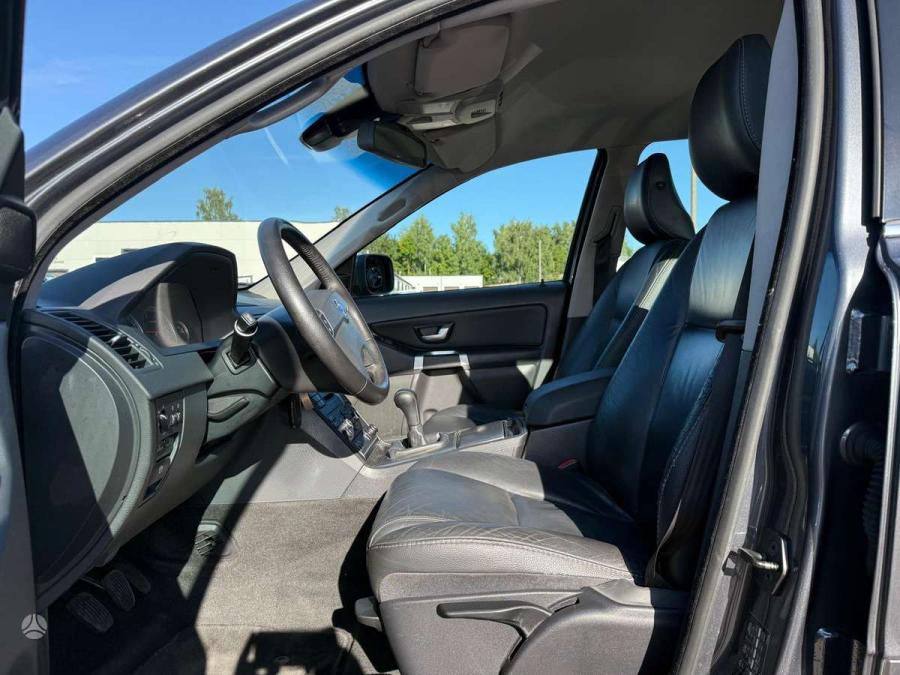 Grey Volvo XC90 2008 in Utena, with an engine capacity of 2.40 L and mileage of 239 thousand km for 6950 €, photo 16 on AUTOMOTO.COM.LV
