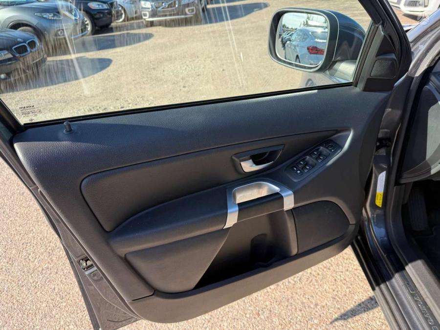 Grey Volvo XC90 2008 in Utena, with an engine capacity of 2.40 L and mileage of 239 thousand km for 6950 €, photo 17 on AUTOMOTO.COM.LV