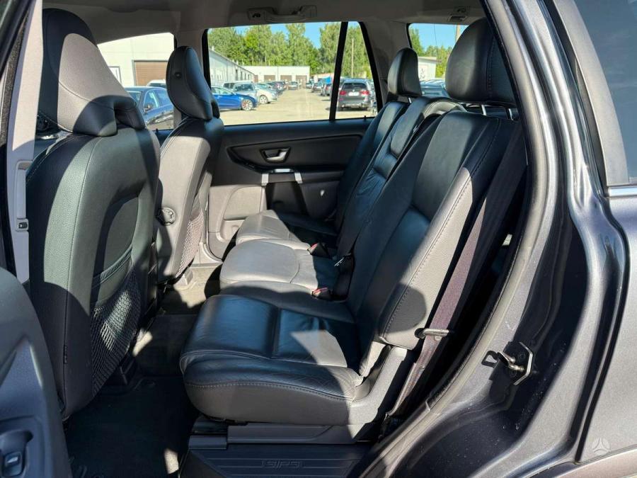Grey Volvo XC90 2008 in Utena, with an engine capacity of 2.40 L and mileage of 239 thousand km for 6950 €, photo 19 on AUTOMOTO.COM.LV