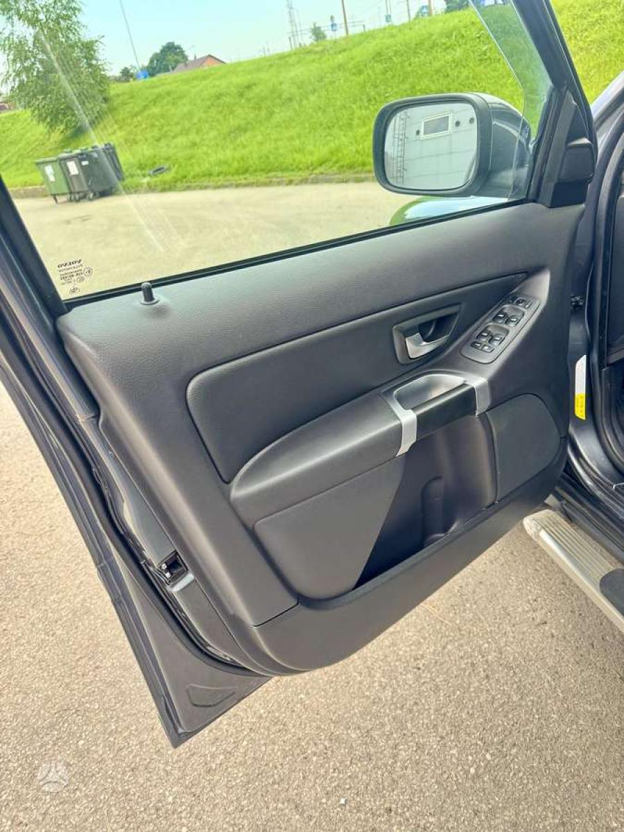 Grey Volvo XC90 2008 in Vilnius, with an engine capacity of 2.40 L and mileage of 281 thousand km for 6690 €, photo 6 on AUTOMOTO.COM.LV
