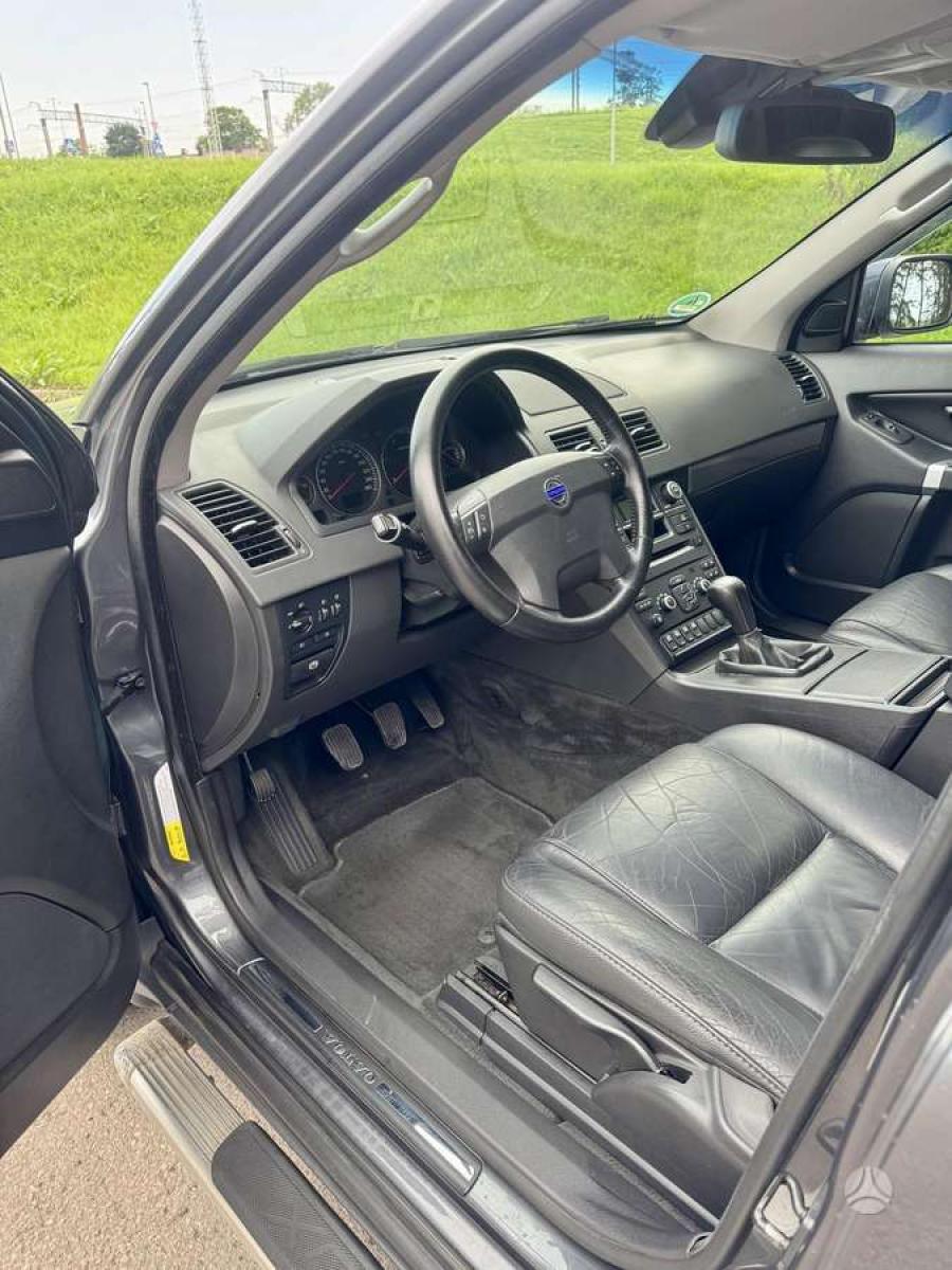 Grey Volvo XC90 2008 in Vilnius, with an engine capacity of 2.40 L and mileage of 281 thousand km for 6690 €, photo 7 on AUTOMOTO.COM.LV