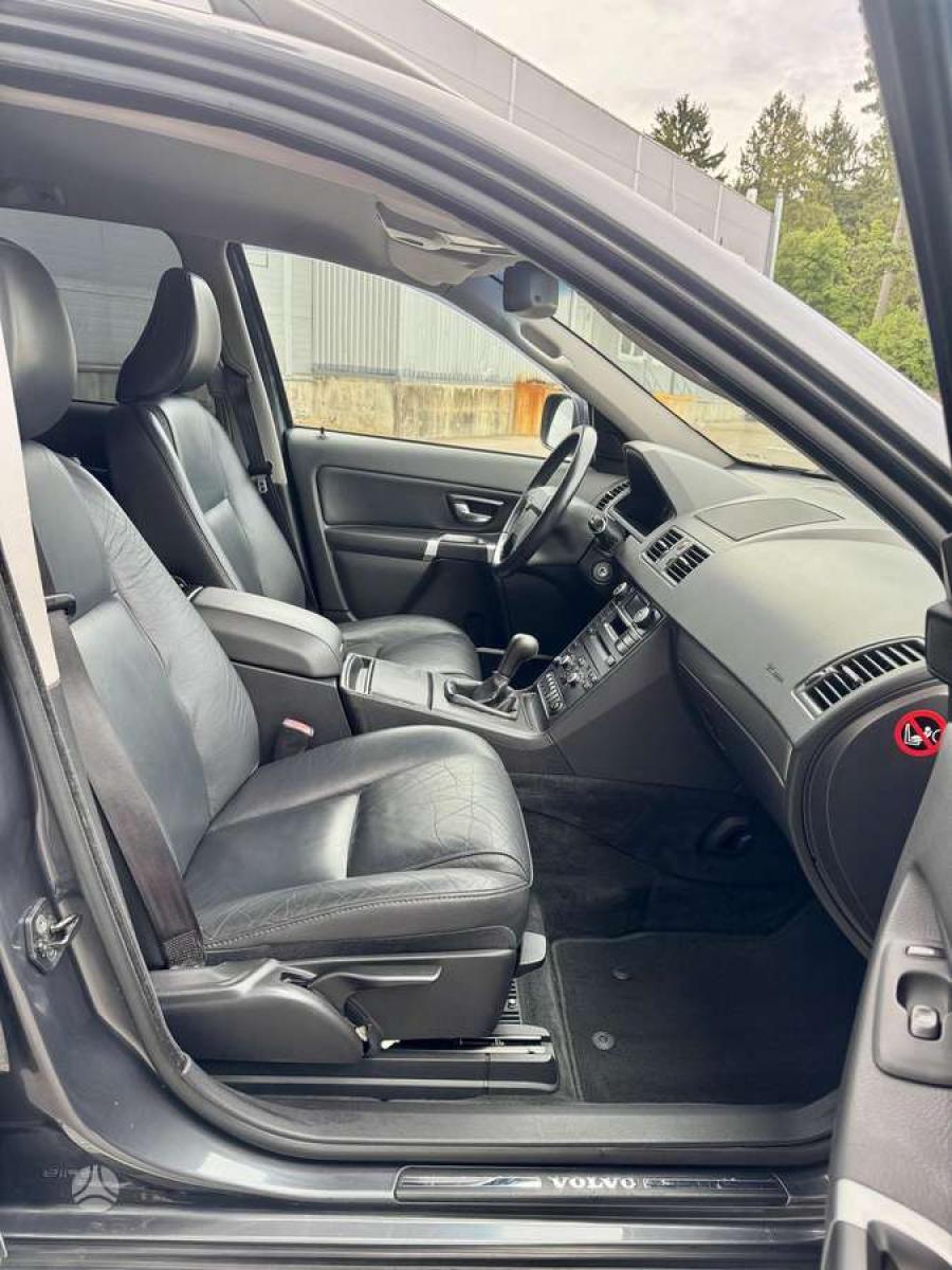 Grey Volvo XC90 2008 in Vilnius, with an engine capacity of 2.40 L and mileage of 281 thousand km for 6690 €, photo 11 on AUTOMOTO.COM.LV