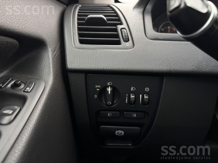Pelēks Volvo XC90 2008 Rīga, ar dzinēja tilpumu 2.40 L un nobraukumu 364 tūkst. km par 4990 €, foto 25 vietnē AUTOMOTO.COM.LV