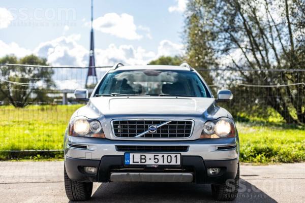 Grey Volvo XC90 2009 in Riga, with an engine capacity of 2.40 L and mileage of 389 thousand km for 5990 €, photo 3 on AUTOMOTO.COM.LV