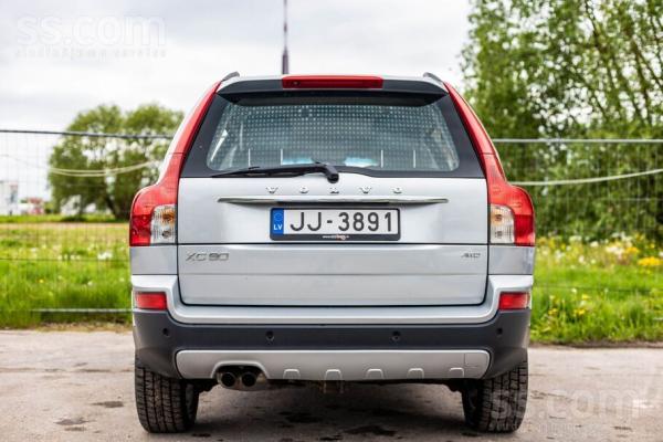 Grey Volvo XC90 2009 in Riga, with an engine capacity of 2.40 L and mileage of 332 thousand km for 6990 €, photo 8 on AUTOMOTO.COM.LV