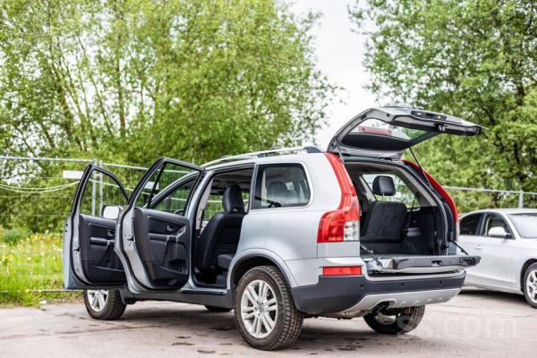 Grey Volvo XC90 2009 in Riga, with an engine capacity of 2.40 L and mileage of 332 thousand km for 6990 €, photo 9 on AUTOMOTO.COM.LV