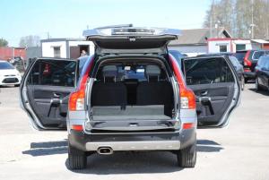 Grey Volvo XC90 2009 in Riga, with an engine capacity of 2.40 L and mileage of 245 thousand km for 7990 €, photo 9 on AUTOMOTO.COM.LV