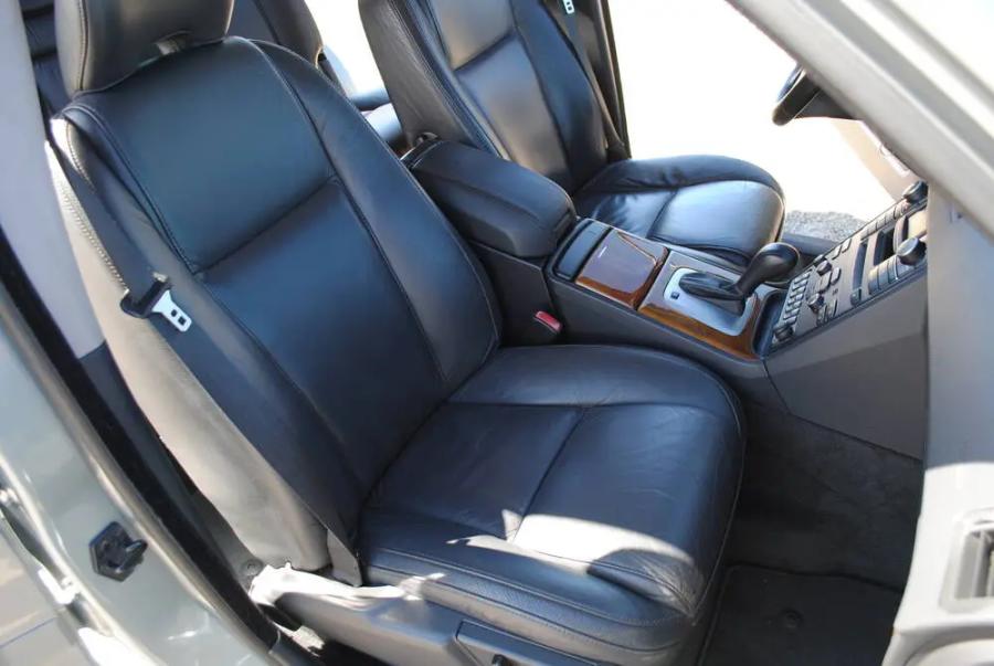 Grey Volvo XC90 2009 in Riga, with an engine capacity of 2.40 L and mileage of 245 thousand km for 7990 €, photo 13 on AUTOMOTO.COM.LV