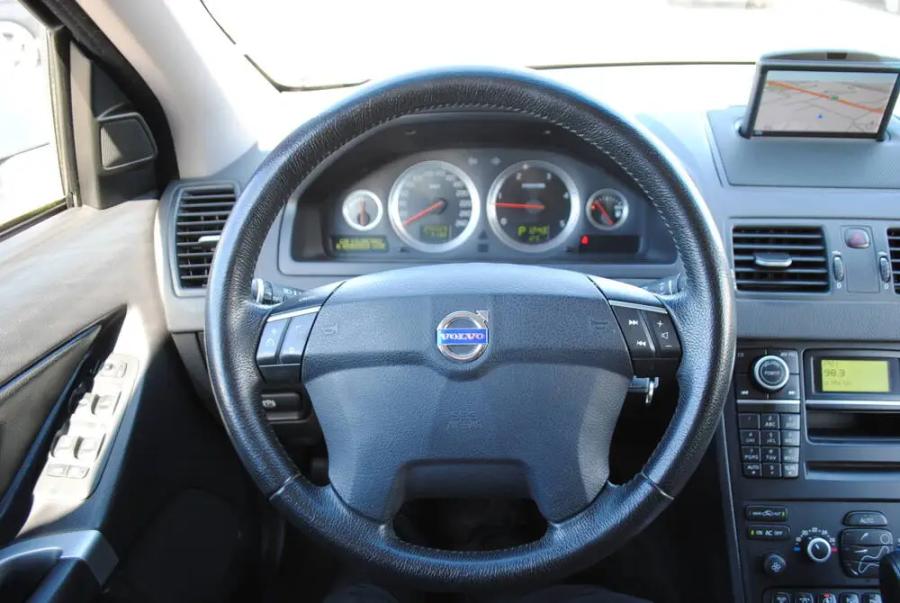 Grey Volvo XC90 2009 in Riga, with an engine capacity of 2.40 L and mileage of 245 thousand km for 7990 €, photo 18 on AUTOMOTO.COM.LV