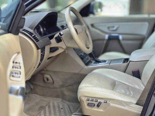 Grey Volvo XC90 2009 in Grobiņa, with an engine capacity of 2.40 L and mileage of 323 thousand km for 4990 €, photo 9 on AUTOMOTO.COM.LV