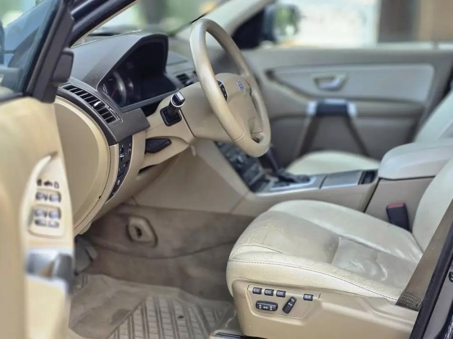 Grey Volvo XC90 2009 in Grobiņa, with an engine capacity of 2.40 L and mileage of 323 thousand km for 4990 €, photo 10 on AUTOMOTO.COM.LV