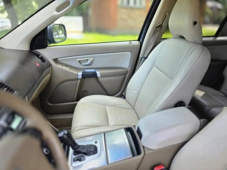 Grey Volvo XC90 2009 in Grobiņa, with an engine capacity of 2.40 L and mileage of 323 thousand km for 4990 €, photo 13 on AUTOMOTO.COM.LV