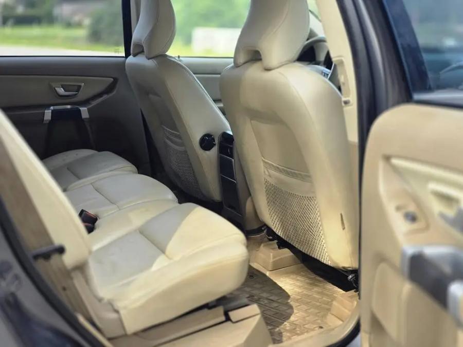 Grey Volvo XC90 2009 in Grobiņa, with an engine capacity of 2.40 L and mileage of 323 thousand km for 4990 €, photo 19 on AUTOMOTO.COM.LV