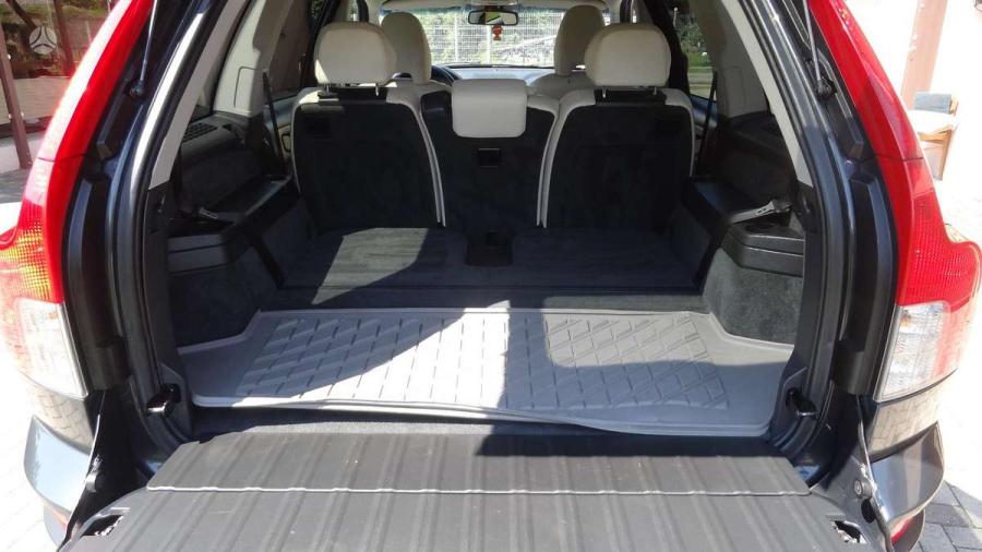 Grey Volvo XC90 2009 in Joniskis, with an engine capacity of 2.40 L and mileage of 281 thousand km for 8649 €, photo 14 on AUTOMOTO.COM.LV
