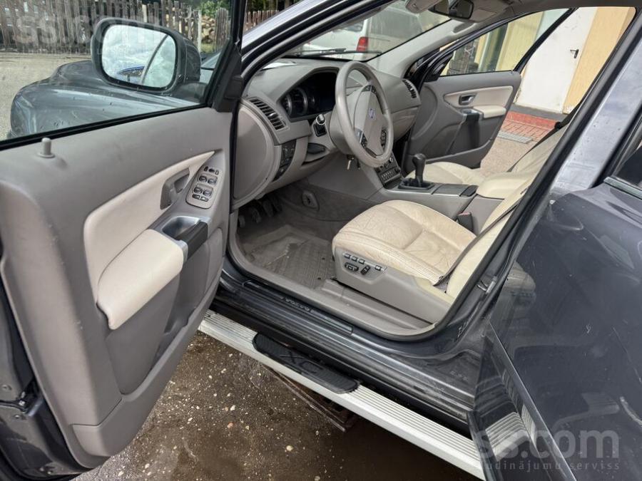 Grey Volvo XC90 2009 in Riga, with an engine capacity of 2.40 L and mileage of 235 thousand km for 8850 €, photo 16 on AUTOMOTO.COM.LV