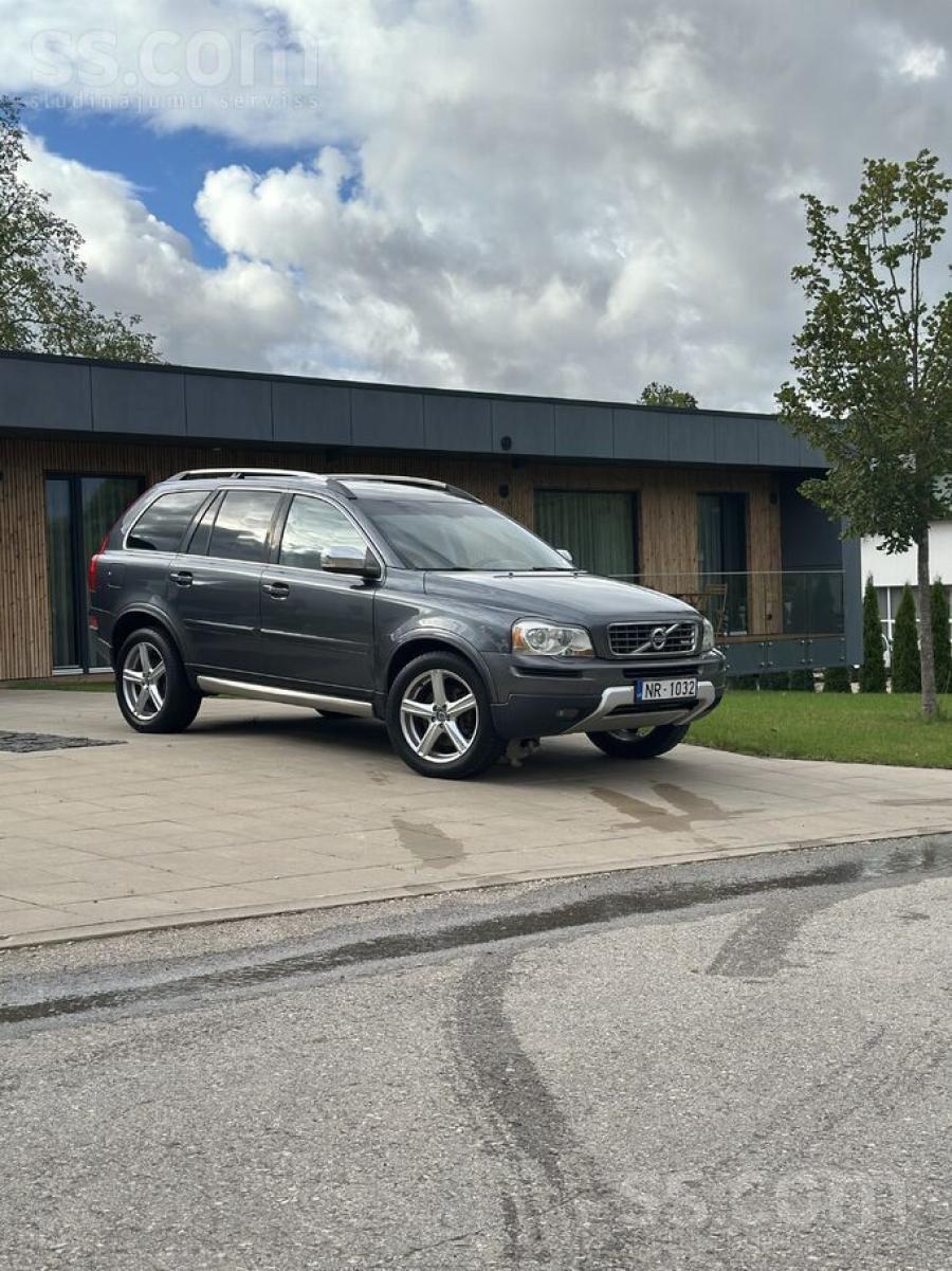 Grey Volvo XC90 2009 in Riga, with an engine capacity of 2.40 L and mileage of 303 thousand km for 8450 €, photo 1 on AUTOMOTO.COM.LV