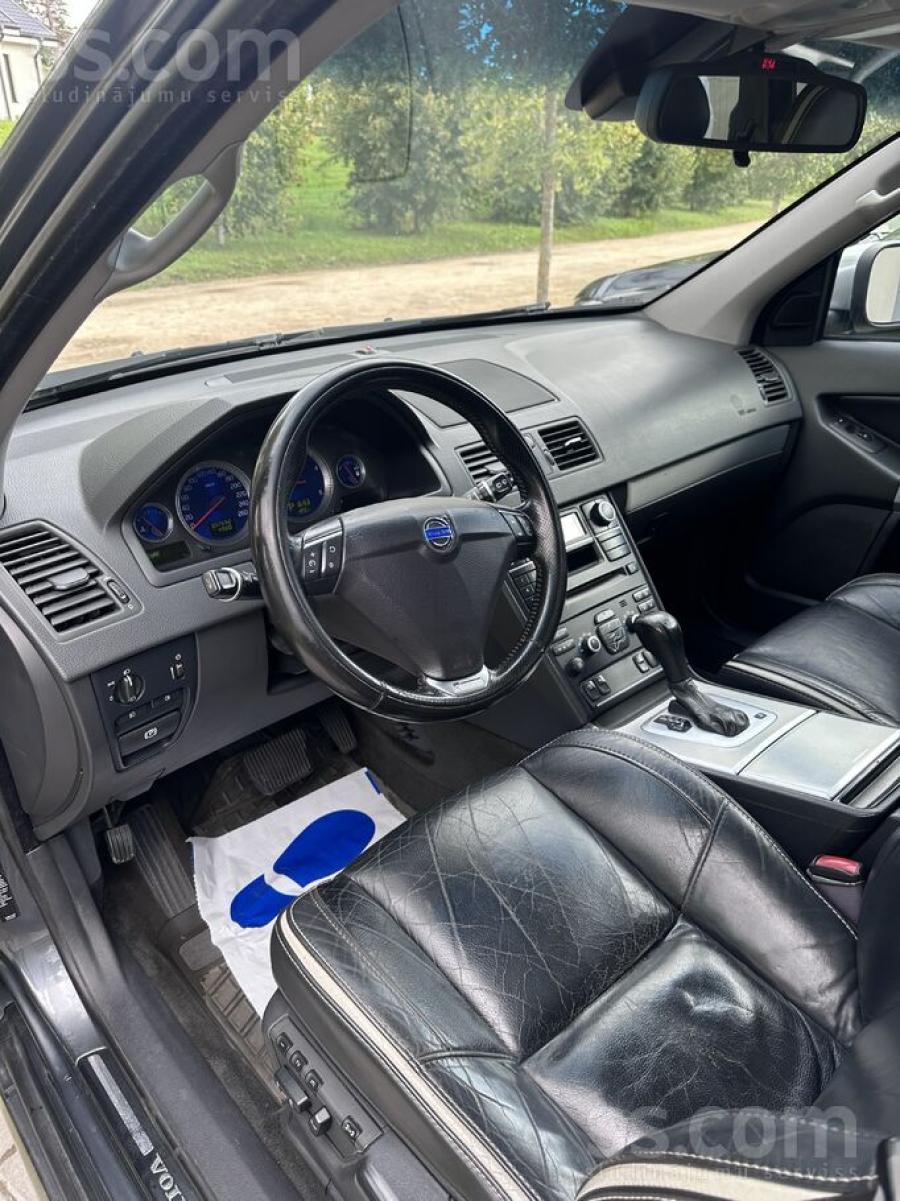 Grey Volvo XC90 2009 in Riga, with an engine capacity of 2.40 L and mileage of 303 thousand km for 8450 €, photo 11 on AUTOMOTO.COM.LV