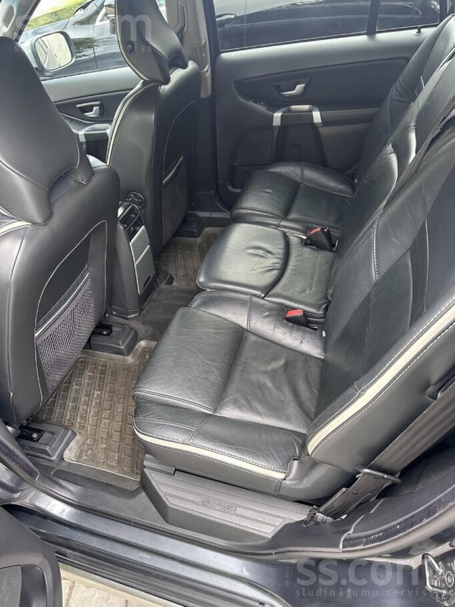 Grey Volvo XC90 2009 in Riga, with an engine capacity of 2.40 L and mileage of 303 thousand km for 8450 €, photo 14 on AUTOMOTO.COM.LV