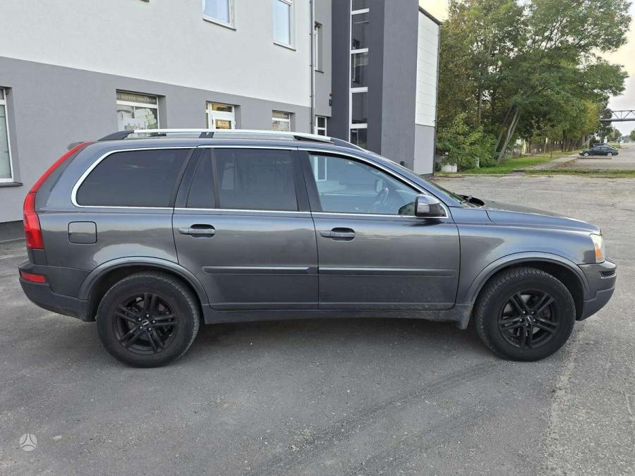 Grey Volvo XC90 2009 in Jonava, with an engine capacity of 2.40 L and mileage of 300 thousand km for 4499 €, photo 7 on AUTOMOTO.COM.LV