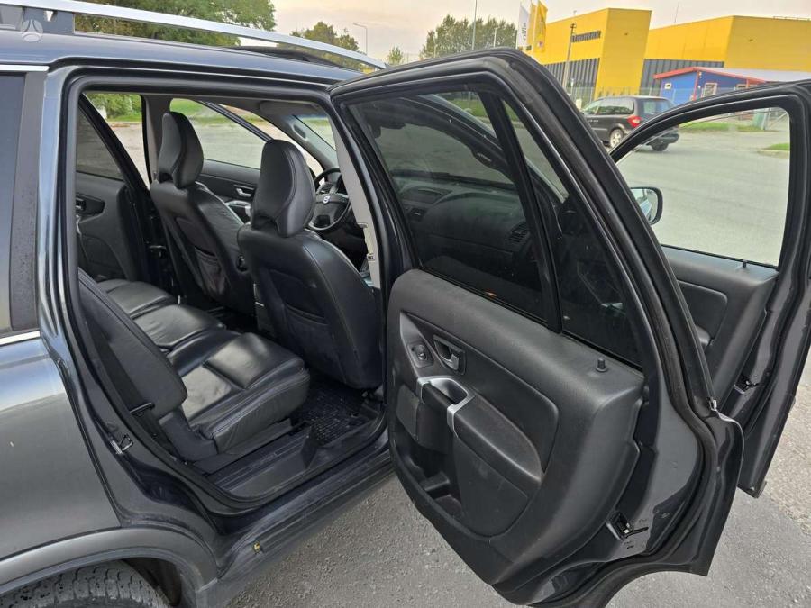 Grey Volvo XC90 2009 in Jonava, with an engine capacity of 2.40 L and mileage of 300 thousand km for 4499 €, photo 10 on AUTOMOTO.COM.LV