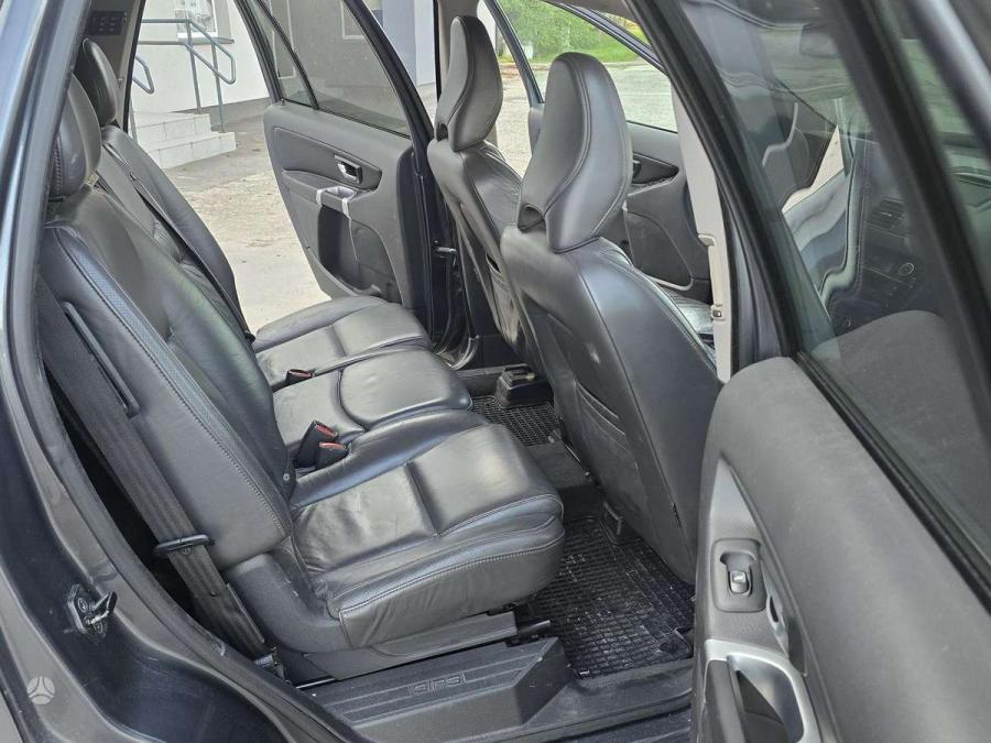Grey Volvo XC90 2009 in Jonava, with an engine capacity of 2.40 L and mileage of 300 thousand km for 4499 €, photo 11 on AUTOMOTO.COM.LV