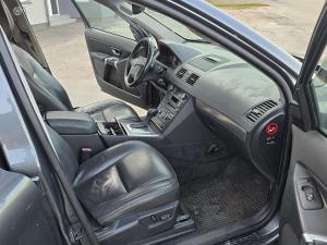 Grey Volvo XC90 2009 in Jonava, with an engine capacity of 2.40 L and mileage of 300 thousand km for 4499 €, photo 13 on AUTOMOTO.COM.LV