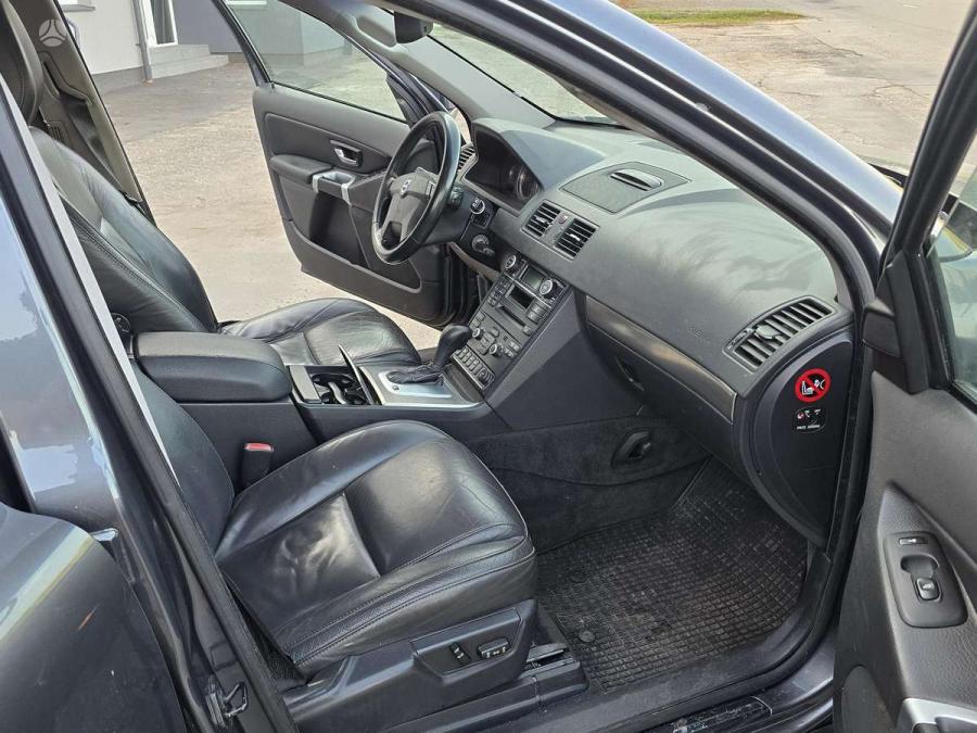 Grey Volvo XC90 2009 in Jonava, with an engine capacity of 2.40 L and mileage of 300 thousand km for 4499 €, photo 13 on AUTOMOTO.COM.LV