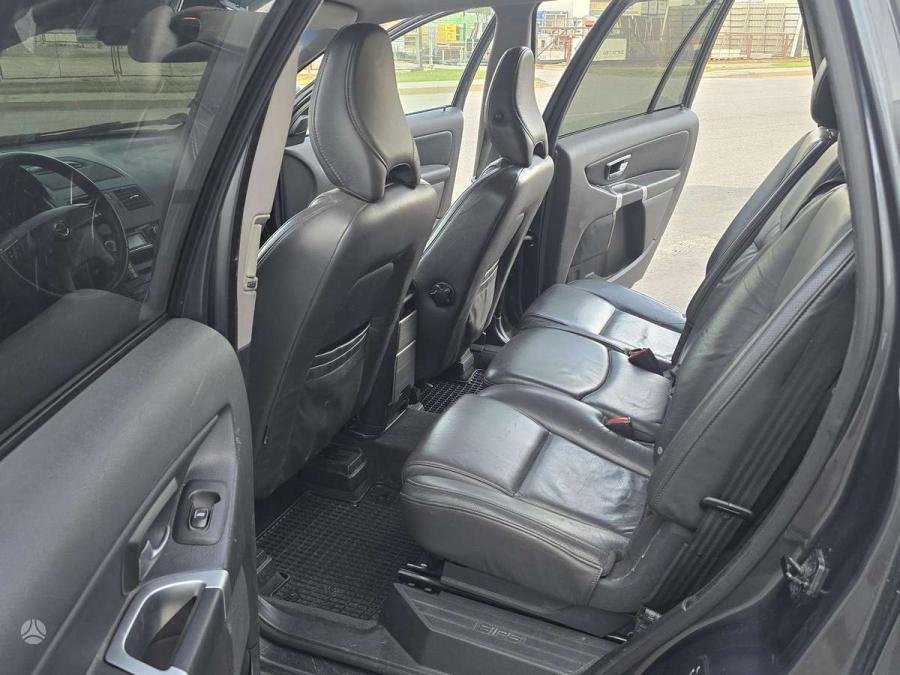 Grey Volvo XC90 2009 in Jonava, with an engine capacity of 2.40 L and mileage of 300 thousand km for 4499 €, photo 14 on AUTOMOTO.COM.LV
