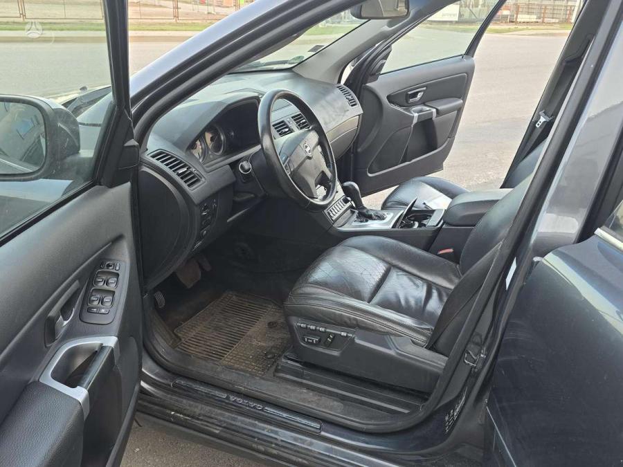 Grey Volvo XC90 2009 in Jonava, with an engine capacity of 2.40 L and mileage of 300 thousand km for 4499 €, photo 15 on AUTOMOTO.COM.LV