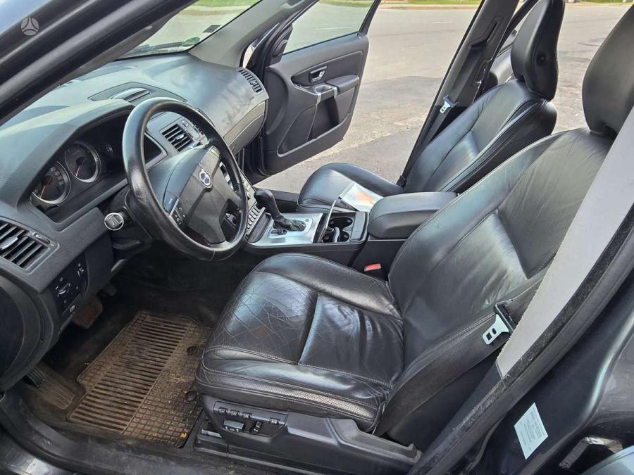 Grey Volvo XC90 2009 in Jonava, with an engine capacity of 2.40 L and mileage of 300 thousand km for 4499 €, photo 16 on AUTOMOTO.COM.LV