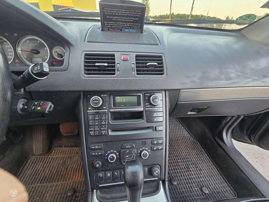 Grey Volvo XC90 2009 in Jonava, with an engine capacity of 2.40 L and mileage of 300 thousand km for 4499 €, photo 20 on AUTOMOTO.COM.LV