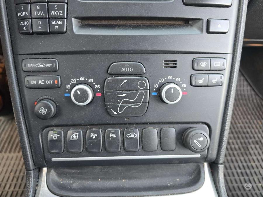 Grey Volvo XC90 2009 in Jonava, with an engine capacity of 2.40 L and mileage of 300 thousand km for 4499 €, photo 22 on AUTOMOTO.COM.LV