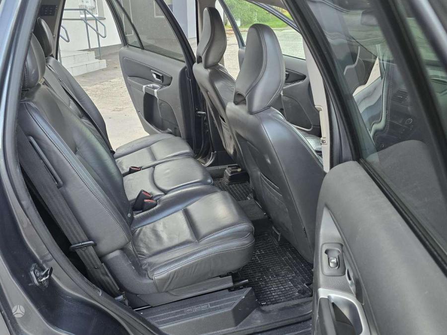 Grey Volvo XC90 2009 in Jonava, with an engine capacity of 2.40 L and mileage of 300 thousand km for 4499 €, photo 11 on AUTOMOTO.COM.LV