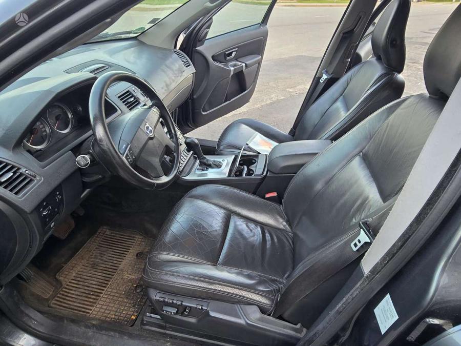Grey Volvo XC90 2009 in Jonava, with an engine capacity of 2.40 L and mileage of 300 thousand km for 4499 €, photo 16 on AUTOMOTO.COM.LV