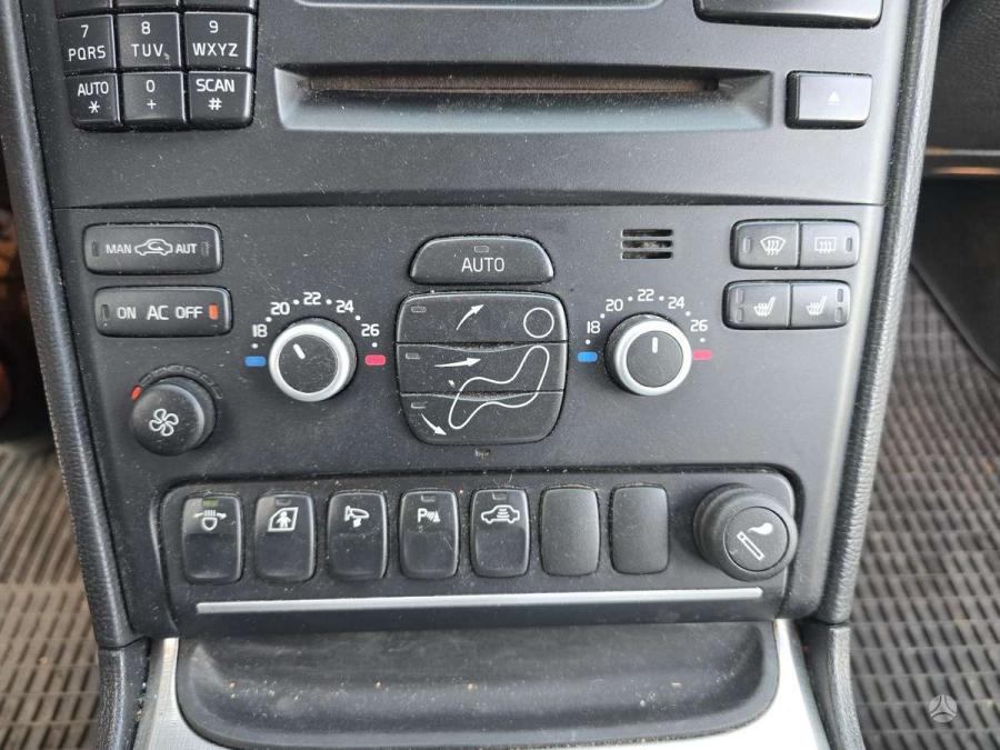Grey Volvo XC90 2009 in Jonava, with an engine capacity of 2.40 L and mileage of 300 thousand km for 4499 €, photo 22 on AUTOMOTO.COM.LV