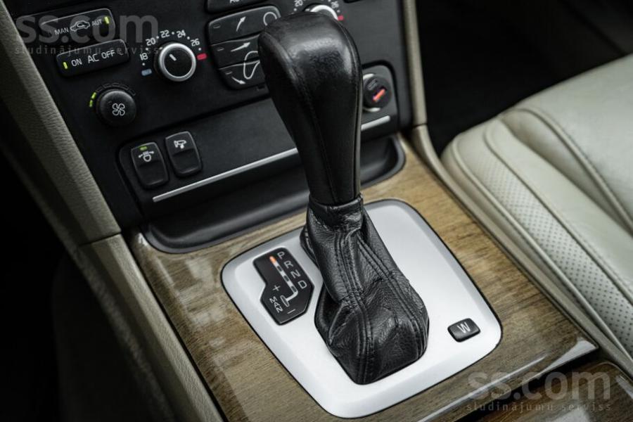 Pelēks Volvo XC90 2009 Rīga, ar dzinēja tilpumu 2.40 L un nobraukumu 283 tūkst. km par 6100 €, foto 22 vietnē AUTOMOTO.COM.LV