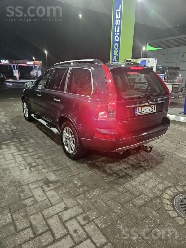 Grey Volvo XC90 2010 in Jelgava, with an engine capacity of 2.40 L and mileage of 377 thousand km for 8700 €, photo 4 on AUTOMOTO.COM.LV