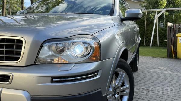 Grey Volvo XC90 2010 in Riga, with an engine capacity of 2.40 L and mileage of 308 thousand km for 8900 €, photo 10 on AUTOMOTO.COM.LV