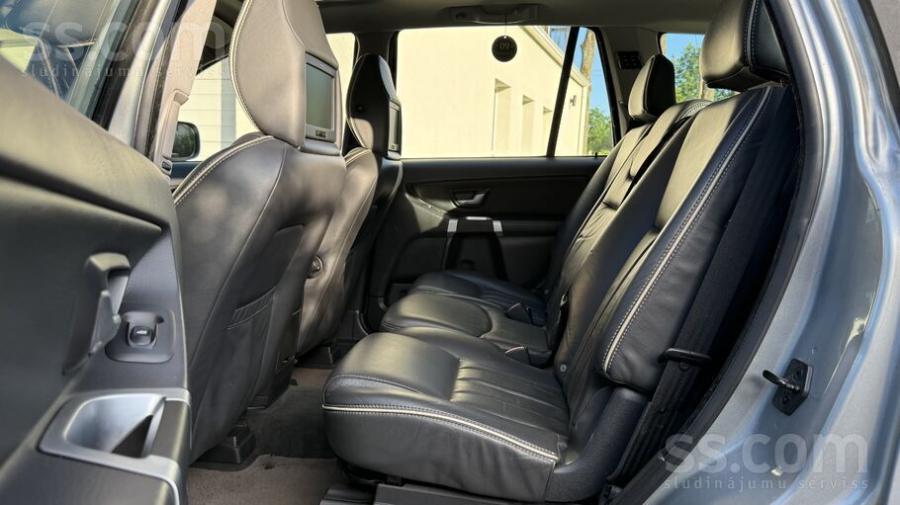 Grey Volvo XC90 2010 in Riga, with an engine capacity of 2.40 L and mileage of 308 thousand km for 8900 €, photo 16 on AUTOMOTO.COM.LV