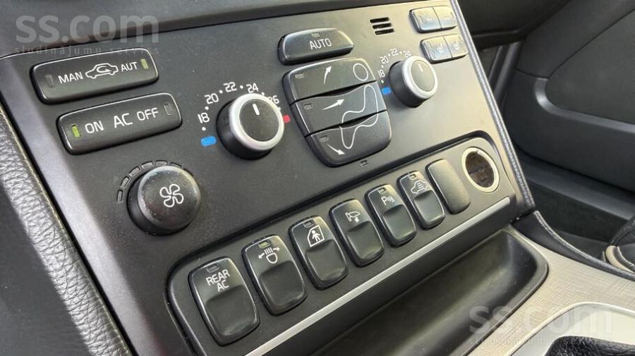 Grey Volvo XC90 2010 in Riga, with an engine capacity of 2.40 L and mileage of 308 thousand km for 8900 €, photo 26 on AUTOMOTO.COM.LV